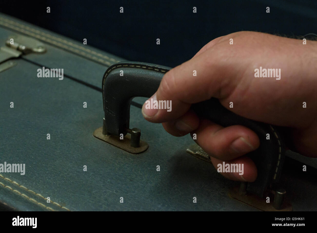 Hand holding a vintage suitcase Stock Photo - Alamy