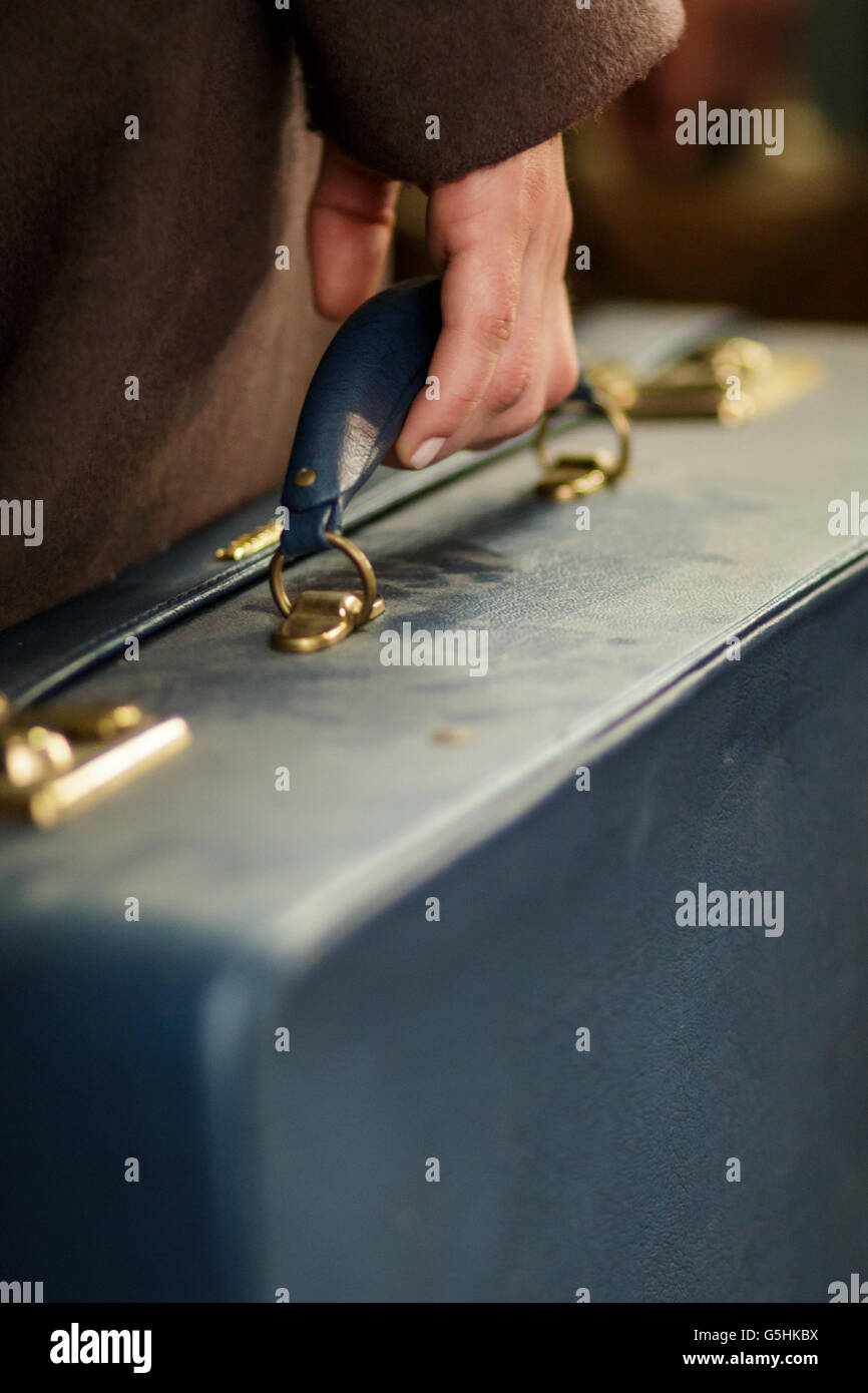 Hand holding a vintage suitcase Stock Photo - Alamy