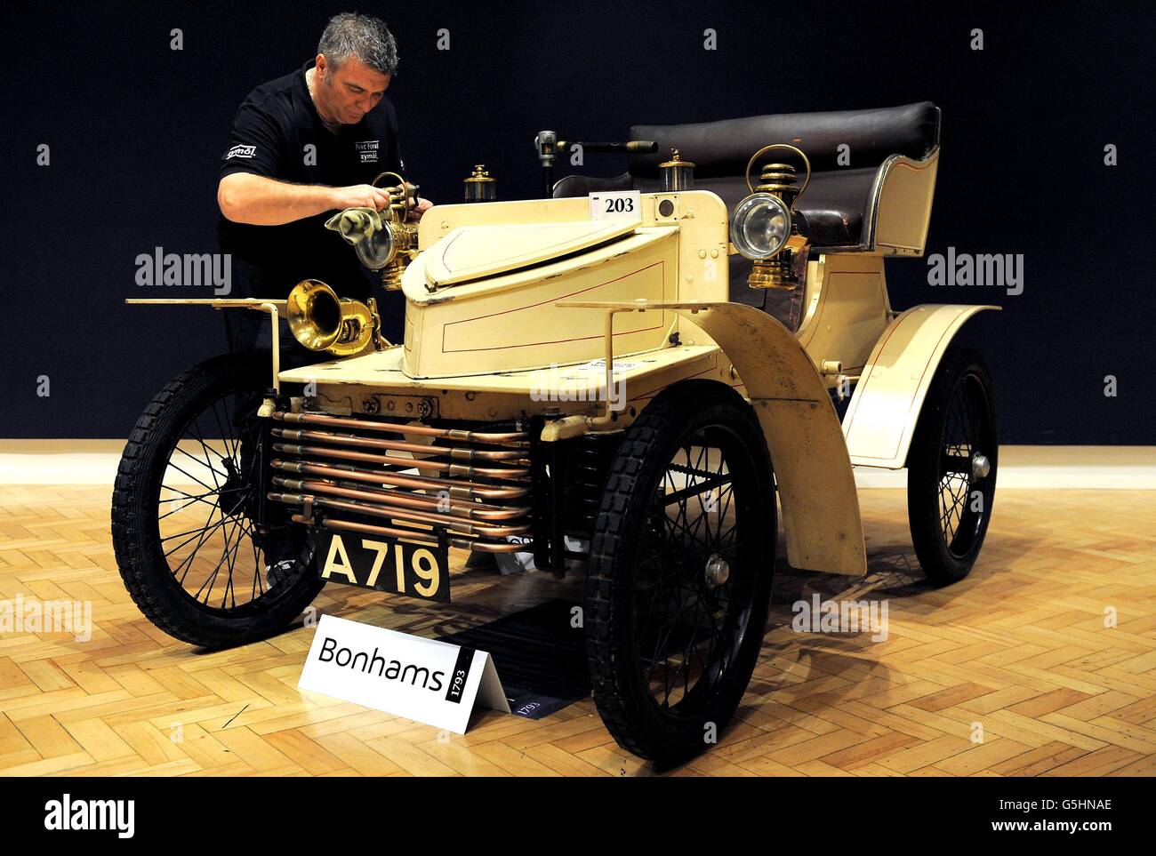 News sale vauxhall hi-res stock photography and images - Alamy