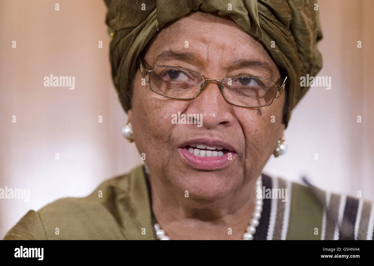 Ellen Johnson Sirleaf Stringe La Mano