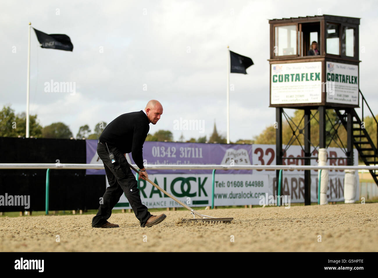 Horse racing lingfield races hi-res stock photography and images - Alamy