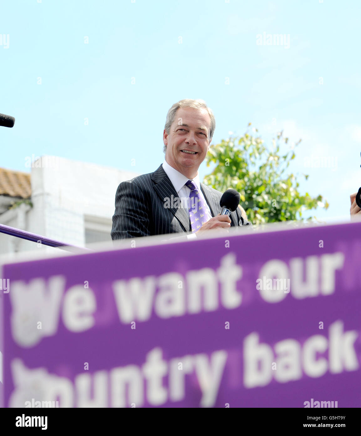 Ukip leader nigel farage leaves on brexit bus hi-res stock photography ...