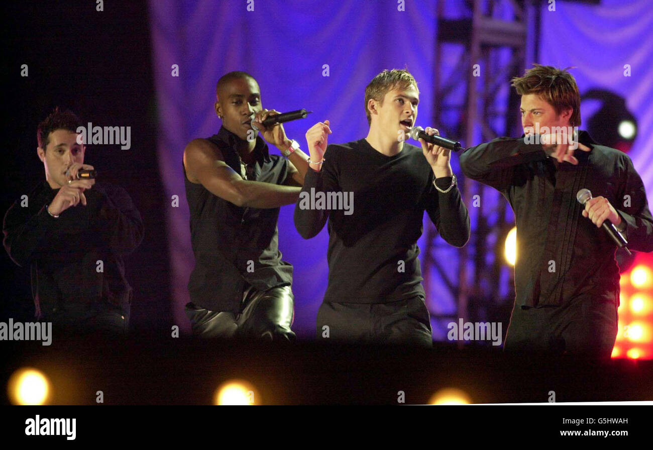 Blue boy band singing hi-res stock photography and images - Alamy