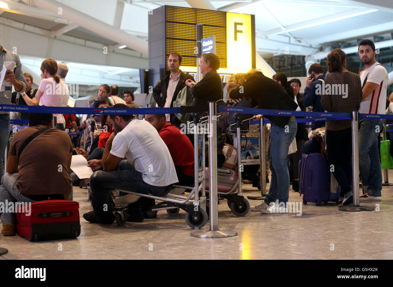 Aircraft queue at heathrow airport hi-res stock photography and images ...