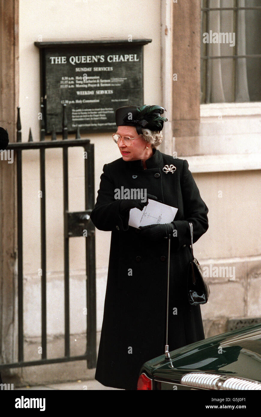 PA PHOTOS 30/9/1993 THE QUEEN AFTER THE FUNERAL SERVICE AT THE QUEEN'S ...