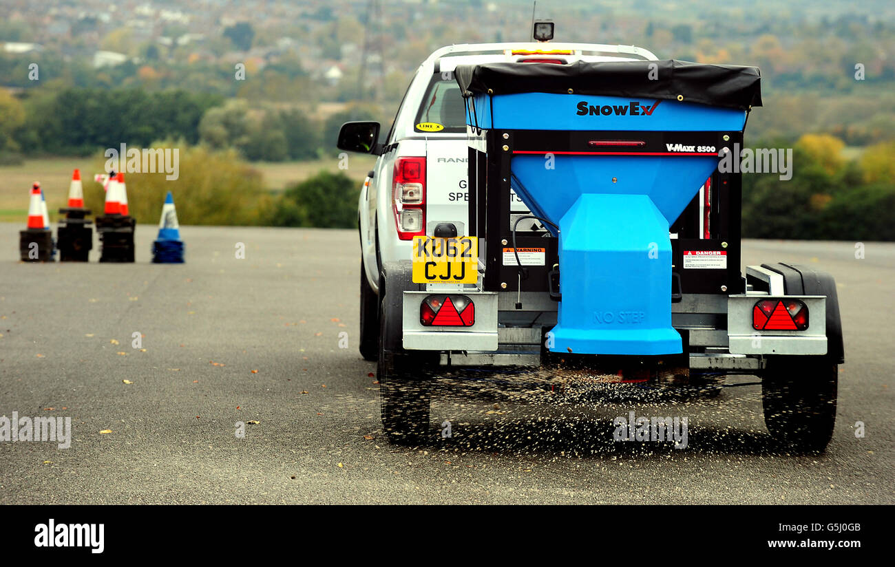 Gritting teams braced cold snap hi-res stock photography and images - Alamy