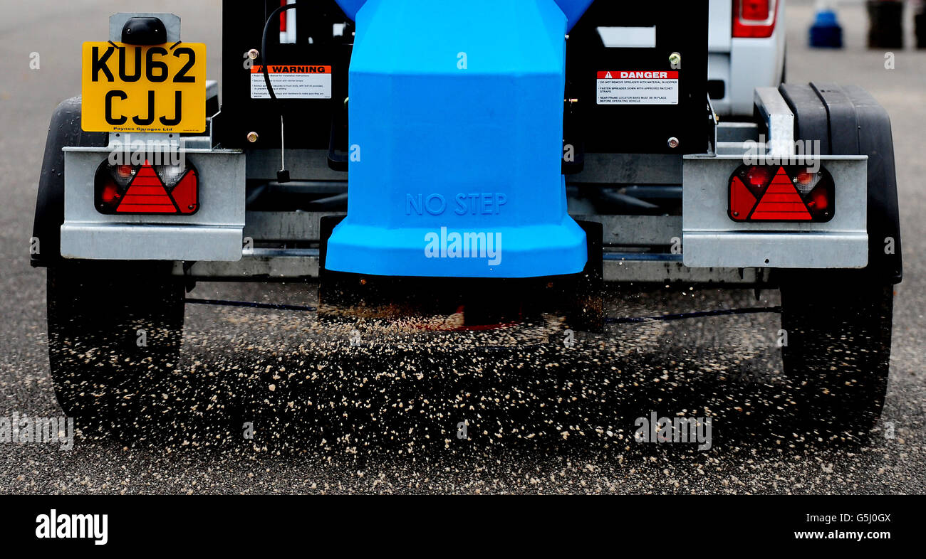 Gritting teams braced cold snap hi-res stock photography and images - Alamy