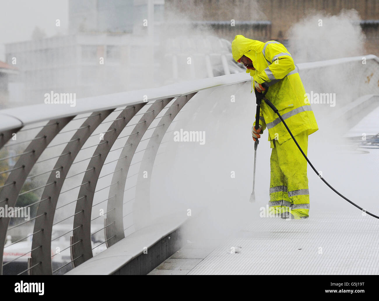 Millennium Bridge cleaning Stock Photo - Alamy
