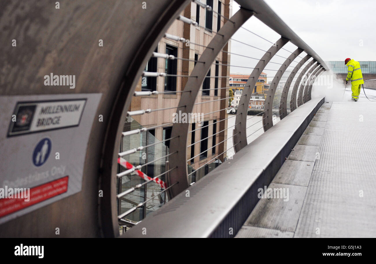 Maintenance bridge worker high hi-res stock photography and images - Alamy
