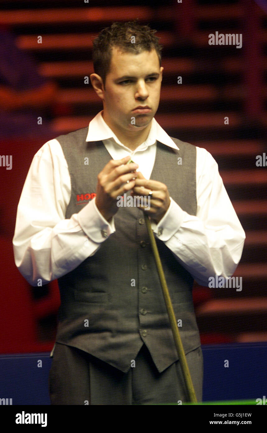 Chalking snooker cue hi-res stock photography and images - Alamy