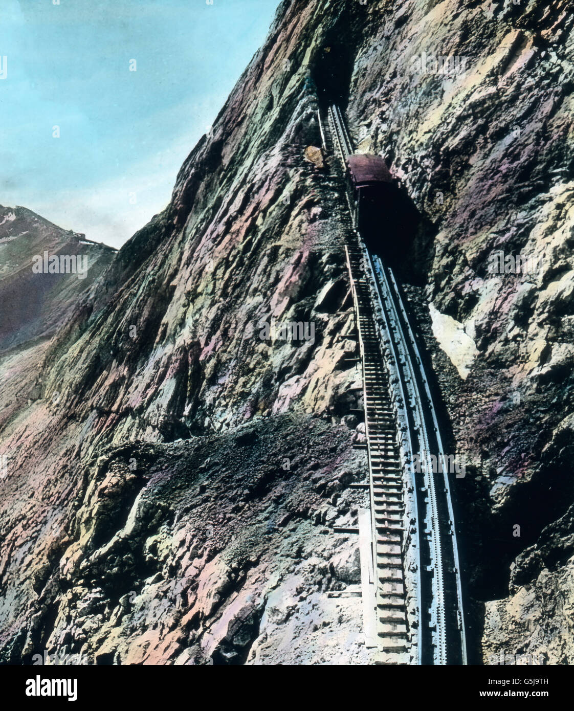 Die Pilatusbahn zieht sich den Berg hoch in der Schweiz, ca. 1910er ...