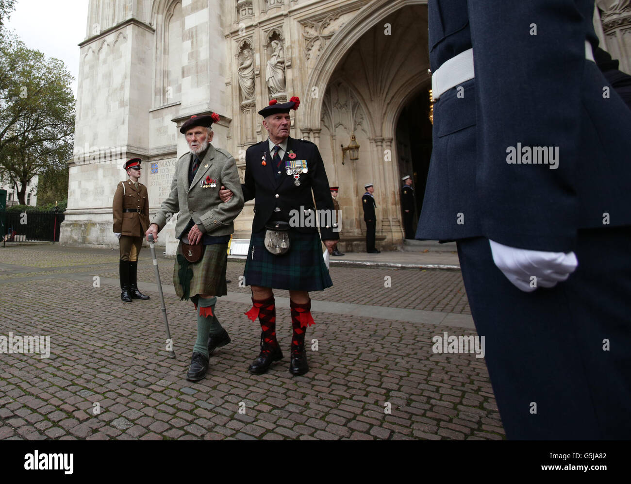 Veteran Major Peter Watson MC (centre left) and his compatriot Bill ...
