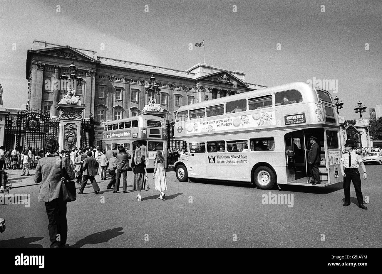 Two of London's Silver Jubilee buses arrive at Buckingham Palace from ...