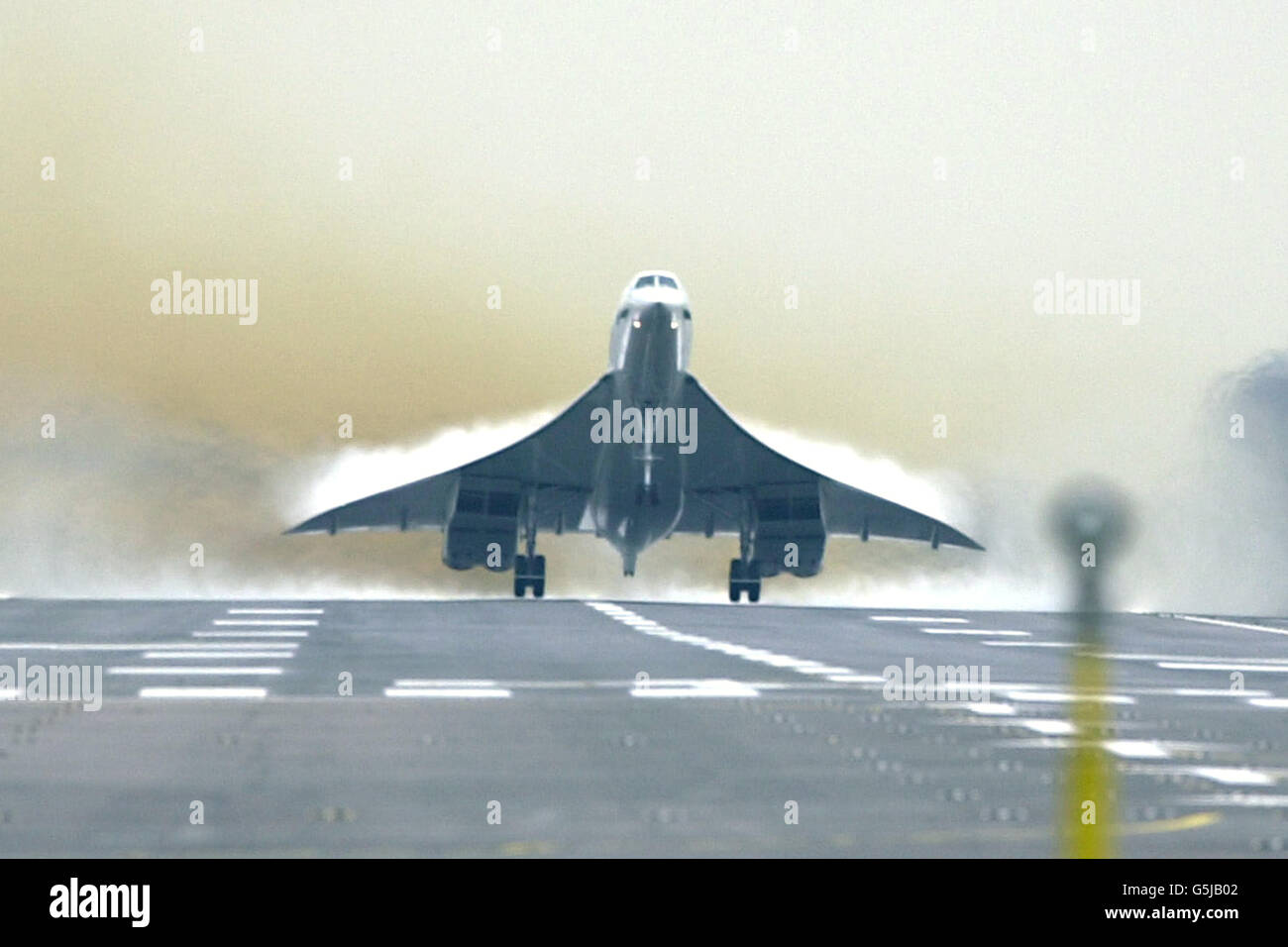 Concorde flying new york hi-res stock photography and images - Alamy