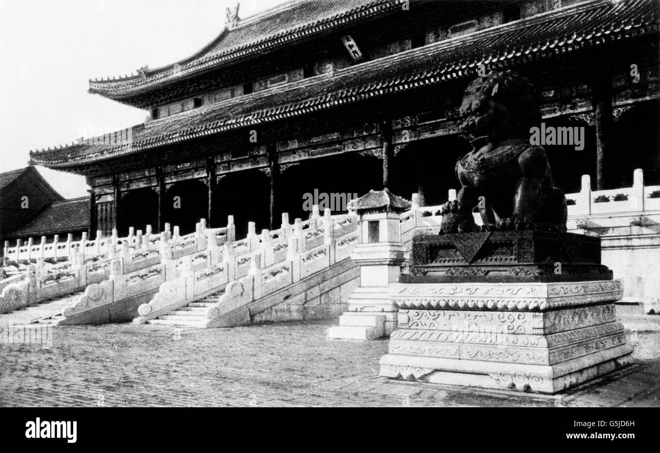 Innenhof mit einer weißen Treppe, die ins Tempelinnere führt, China ...