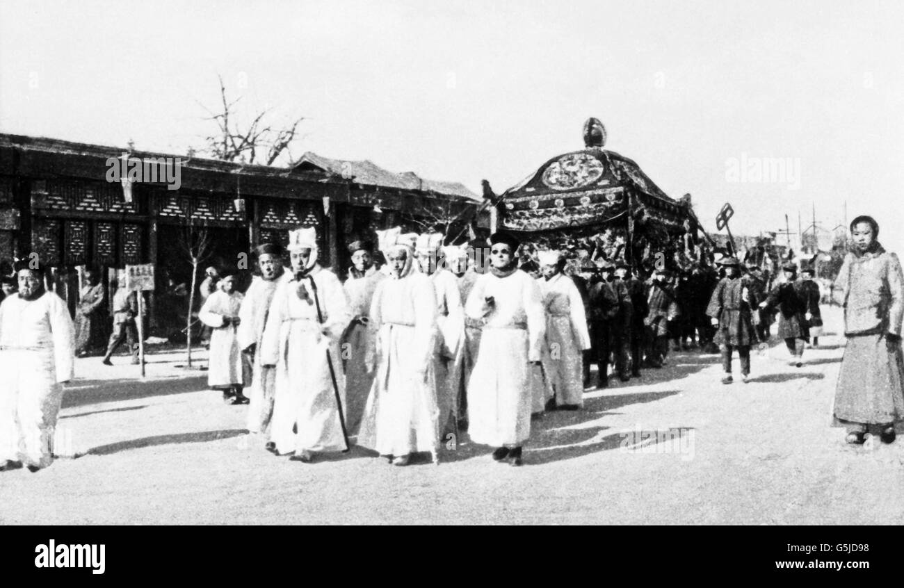 Bei einem Todesfal zieht ein Leichenzug durch die Straßen, China 1910er ...