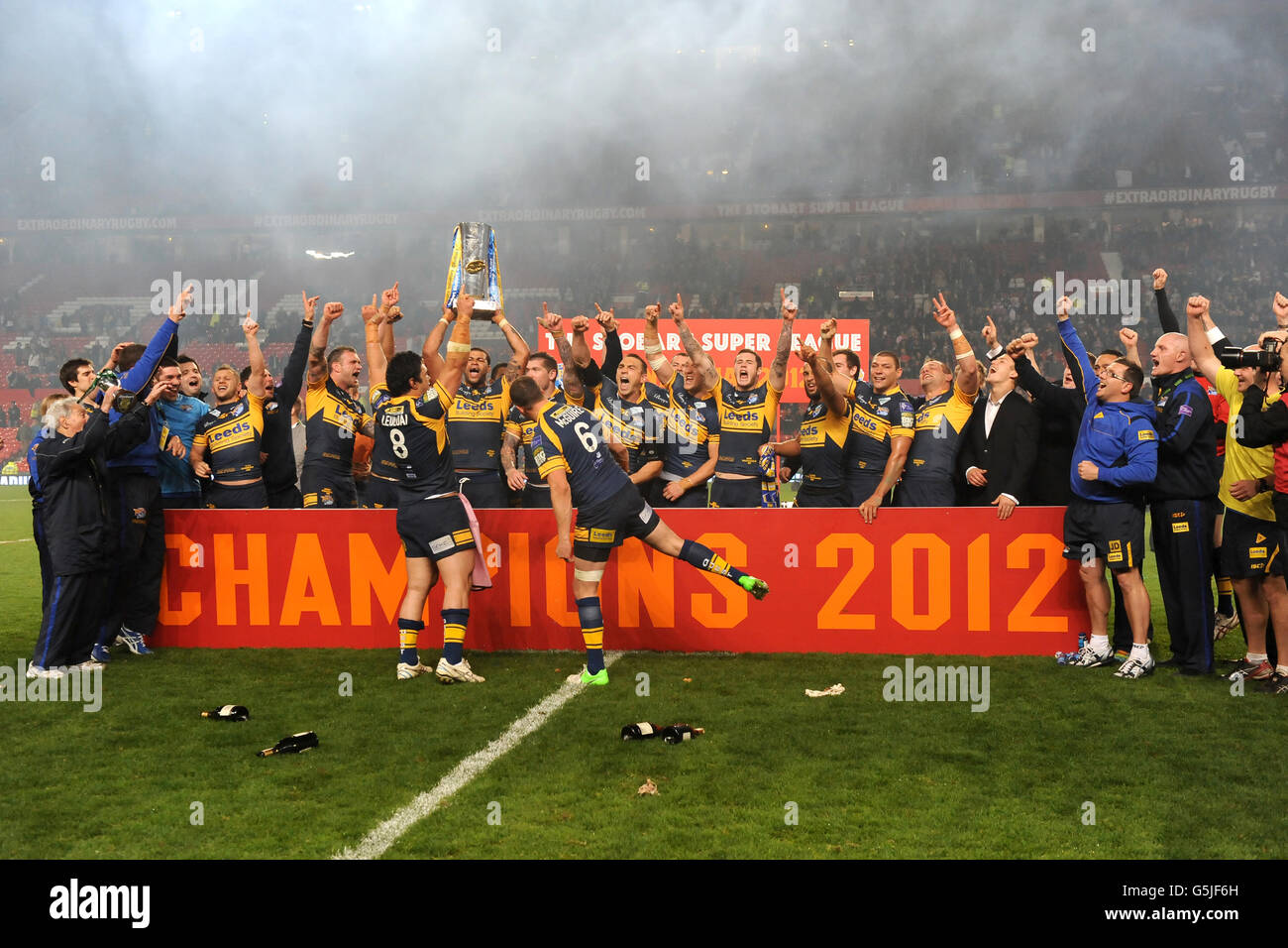 Leeds Rhinos' Kevin Sinfield with the trophy as Leeds Rhinos celebrate ...