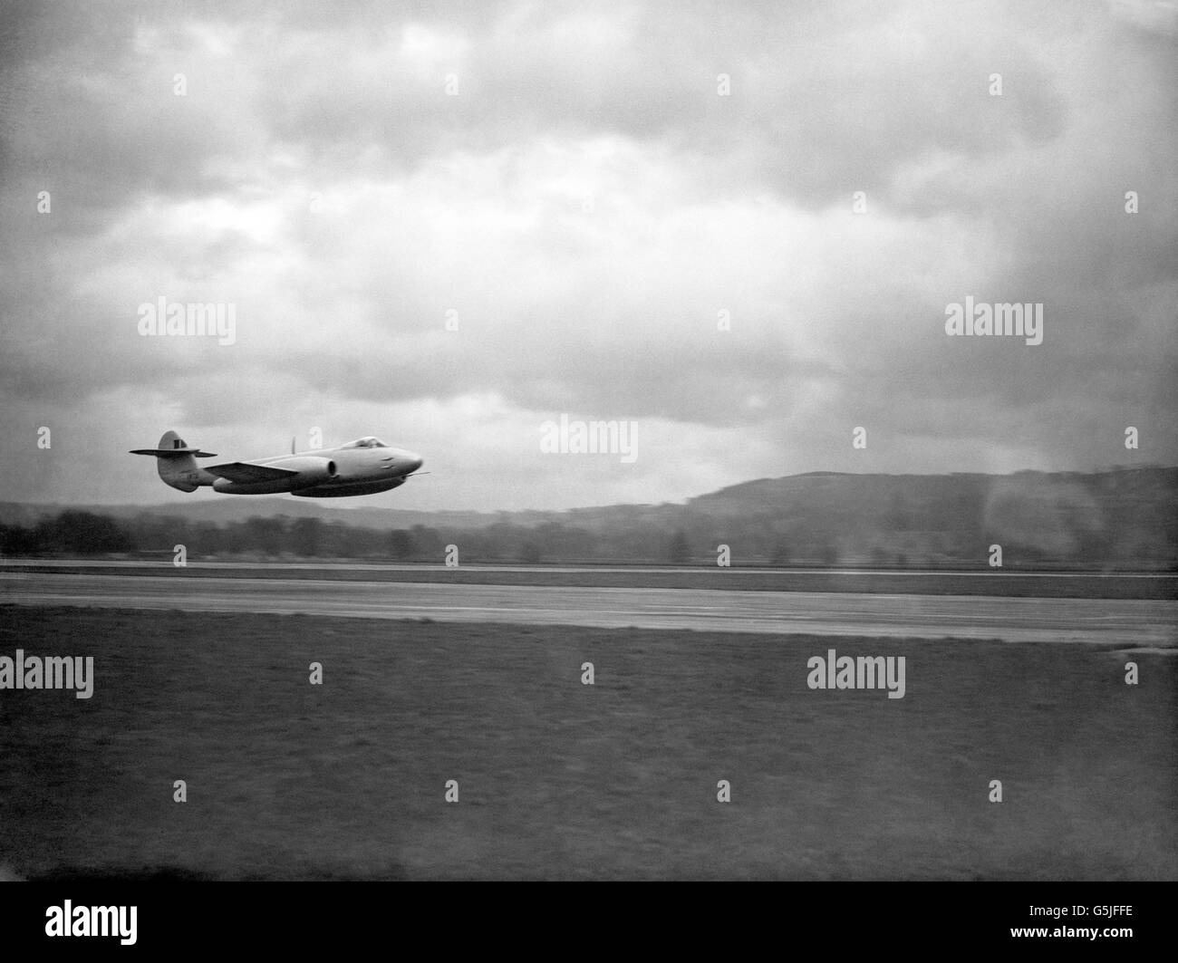 Squadron leader bill waterton piloting a gloster meteor iv hi-res stock ...