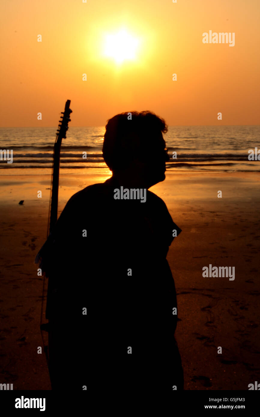 Guitarist lone musician hi-res stock photography and images - Alamy