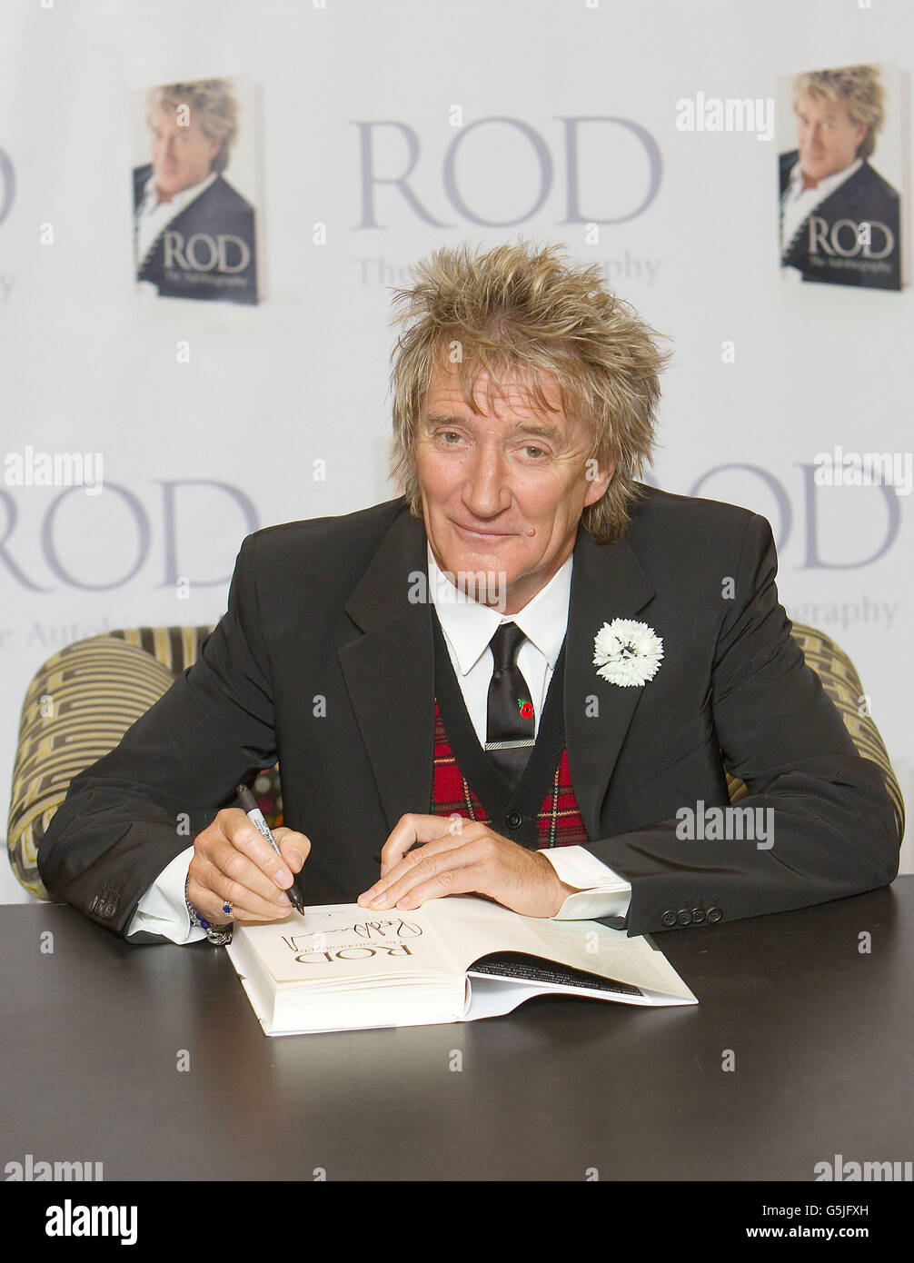 Rod Stewart Book Signing - London. Rod Stewart at Waterstones book shop ...