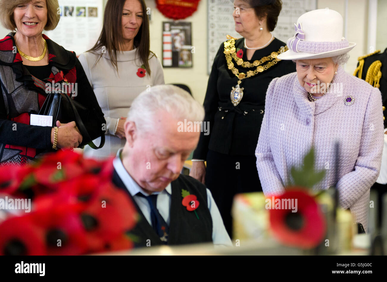 Queen visits poppy factory hi-res stock photography and images - Alamy