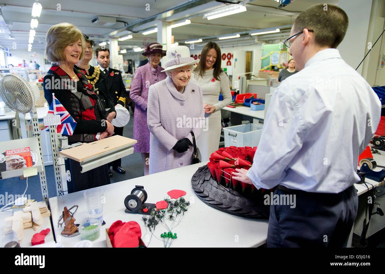 Queen visits poppy factory hi-res stock photography and images - Alamy