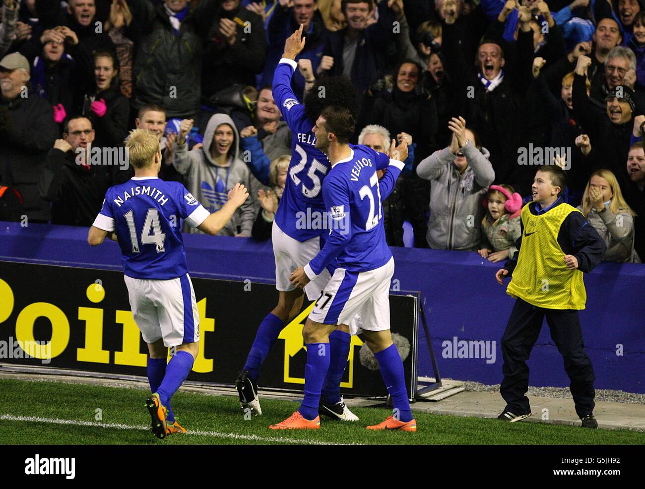 Everton's Marouane Fellaini (centre) celebrates scoring their first ...