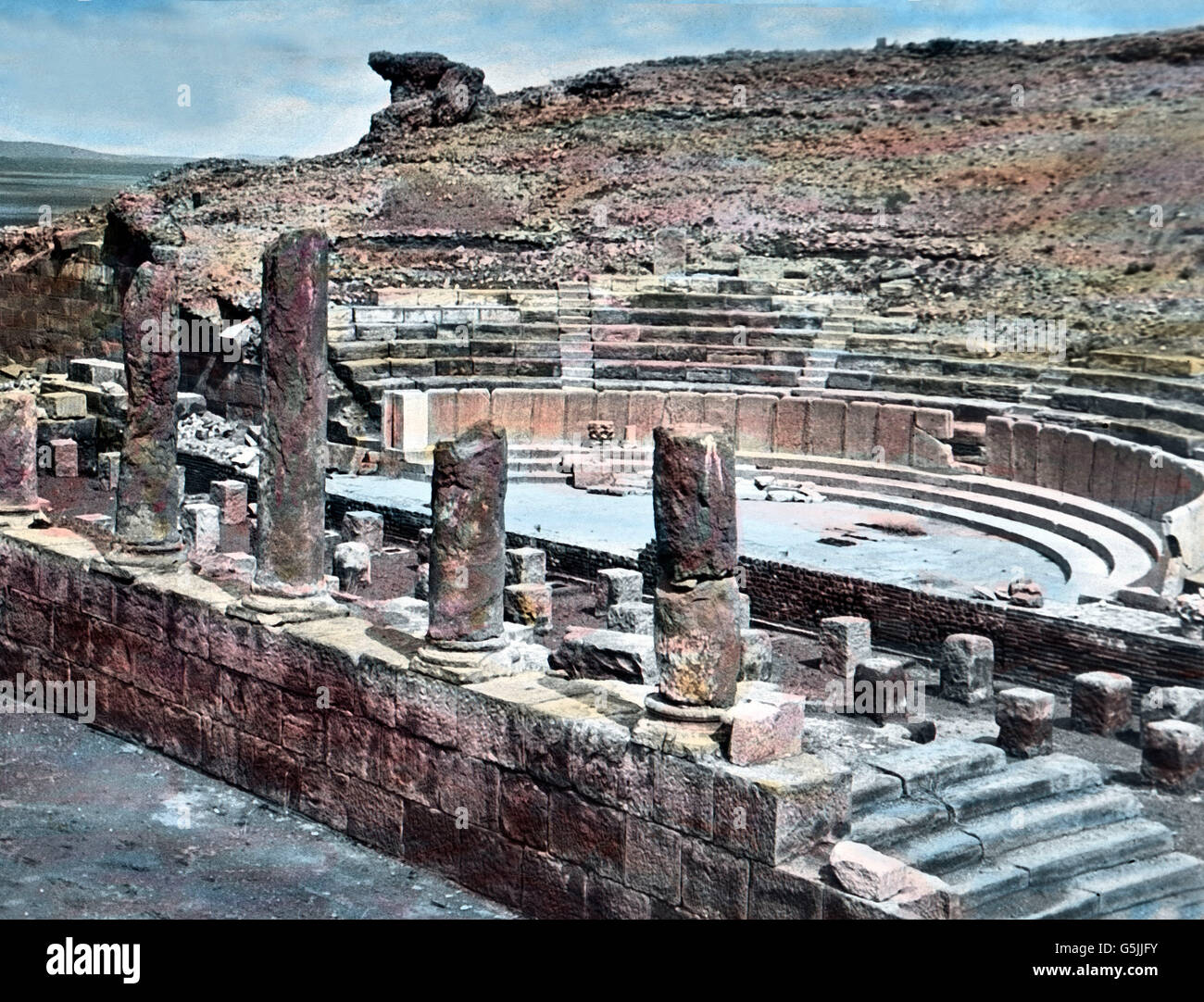 Überreste des Amphitheaters in der antiken Ruinenstadt Timgad in ...