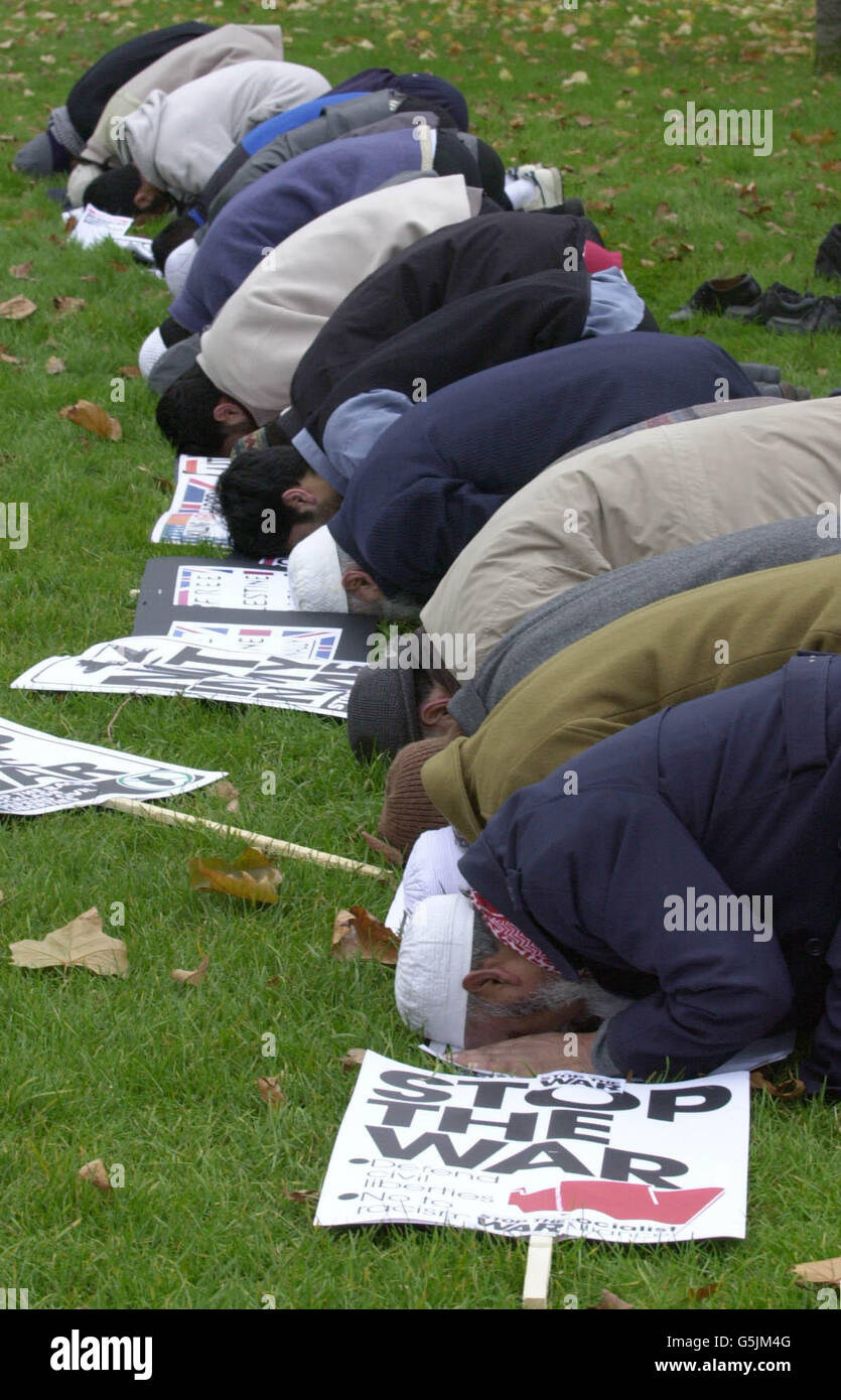 Muslims in London's Hyde Park, pray before joining a march in central ...