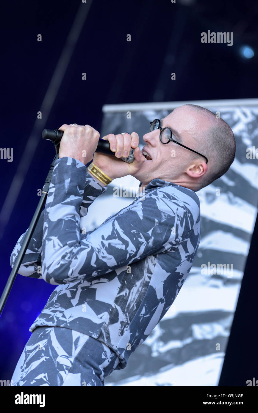 Mr Bruce, frontman of The Correspondents performing at the Wychwood ...