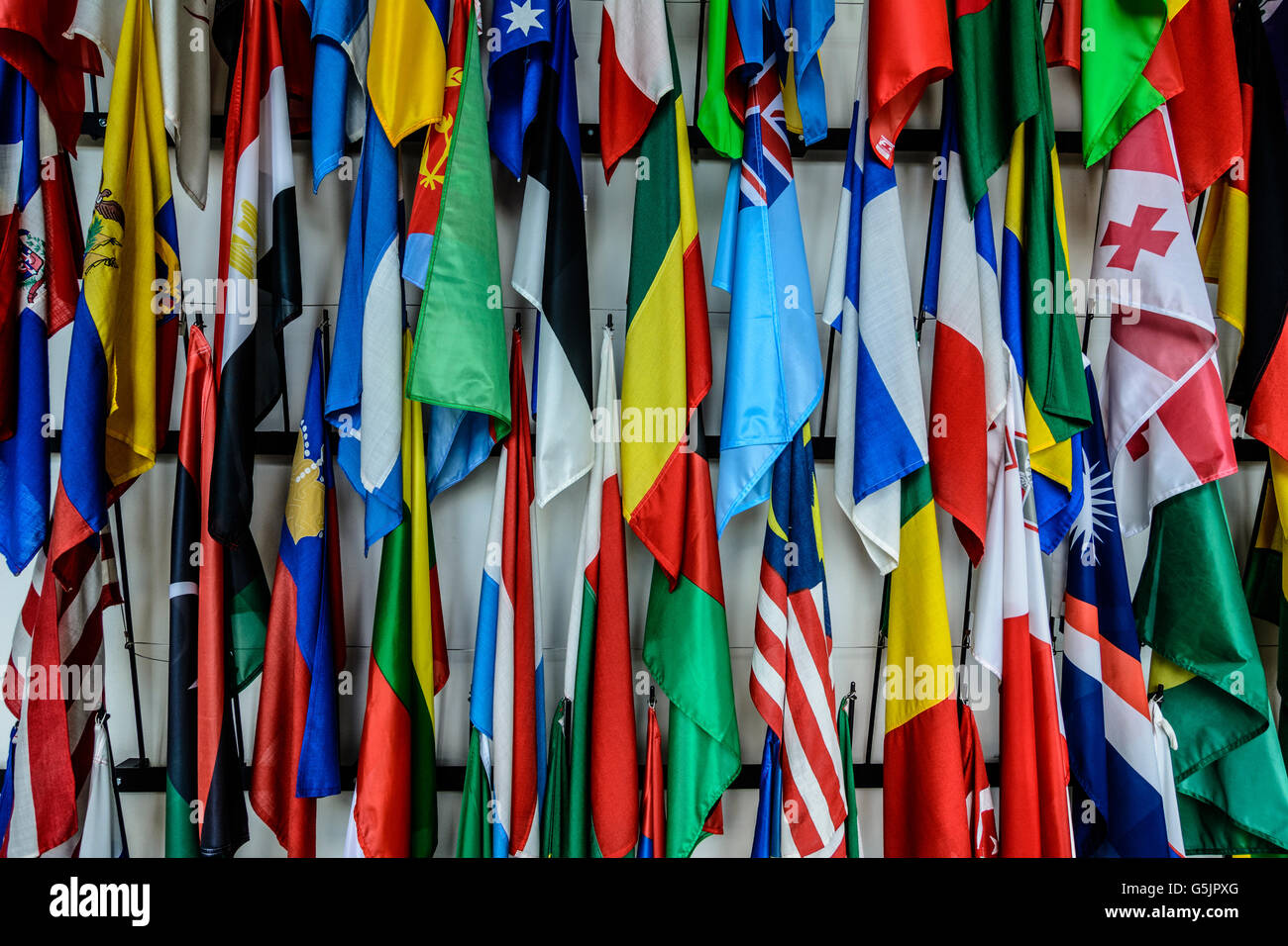 Vienna International Centre (VIC) (UNO-City): flags of countries, Wien ...