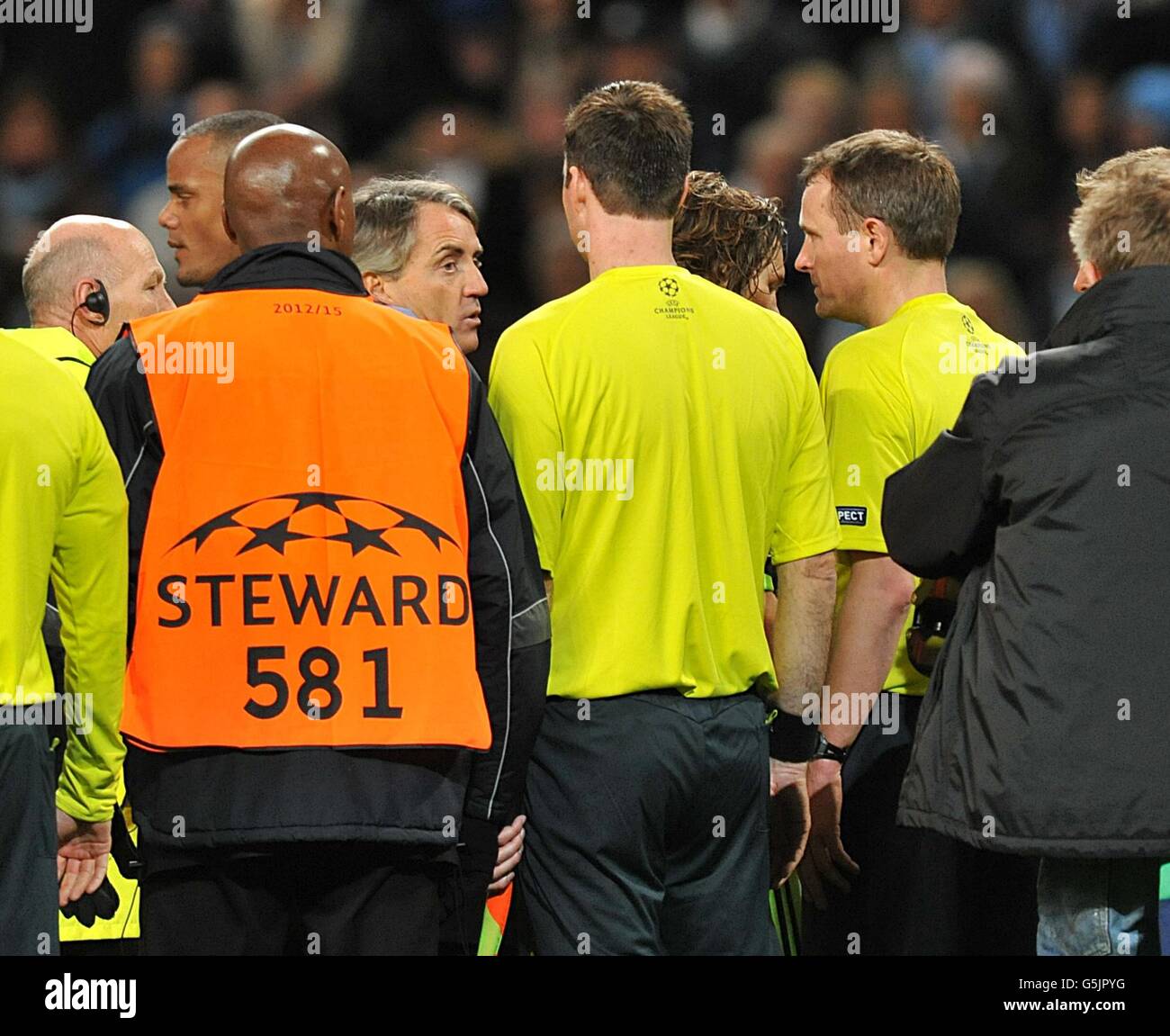 Etihad stadium referee peter rasmussen hi-res stock photography and ...