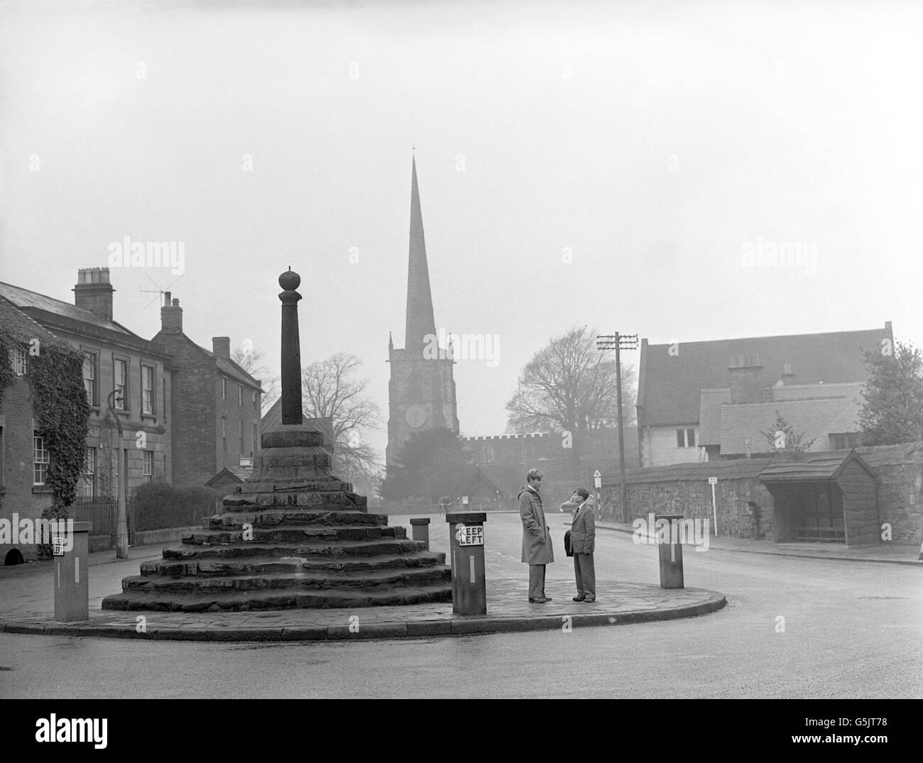 Repton - Village Cross - Traffic Island Stock Photo - Alamy