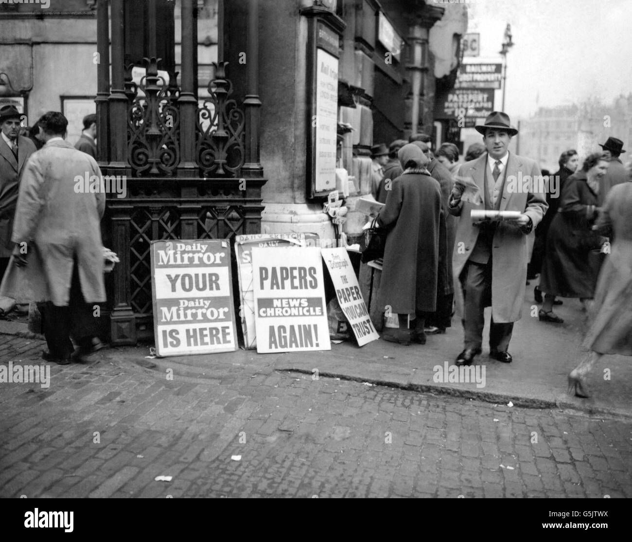 A newspaper stand is back in business as the 27-day newspaper strike ...
