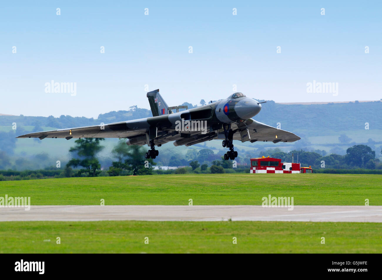 Avro vulcan landing hi-res stock photography and images - Alamy