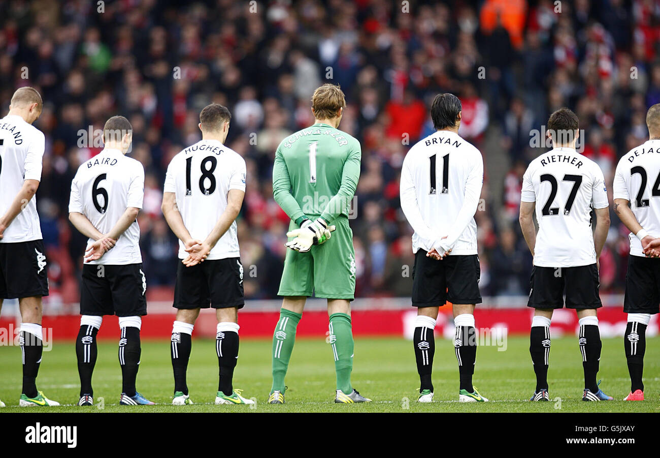 Fulham players line-up for a minutes silence to mark Remembrance ...