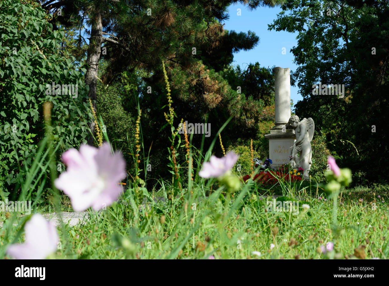 Common grave hi-res stock photography and images - Alamy