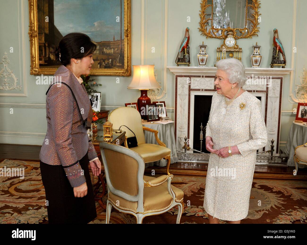 Queen elizabeth ii talks prime minister thailand mrs yingluck ...