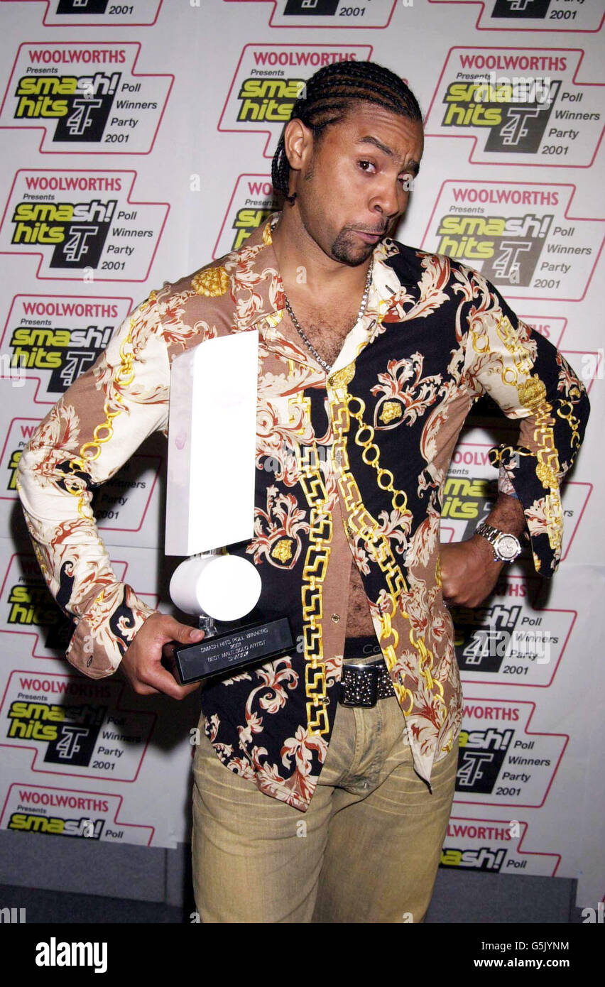 Shaggy poses with his award for Best Male Solo Artist, at the Smash ...