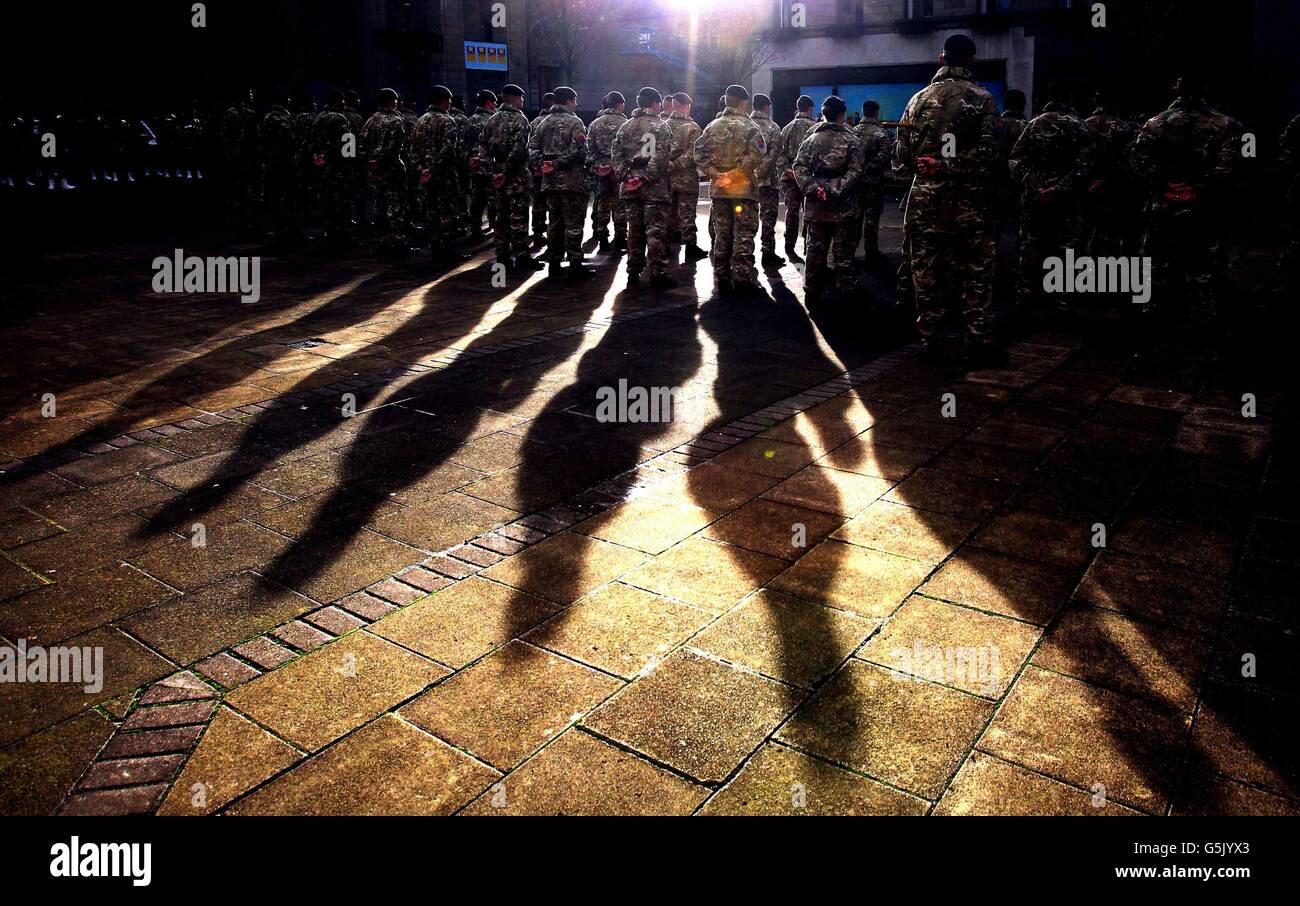 Soldiers from the 19th Regiment Royal Artillery (The Highland Gunners ...