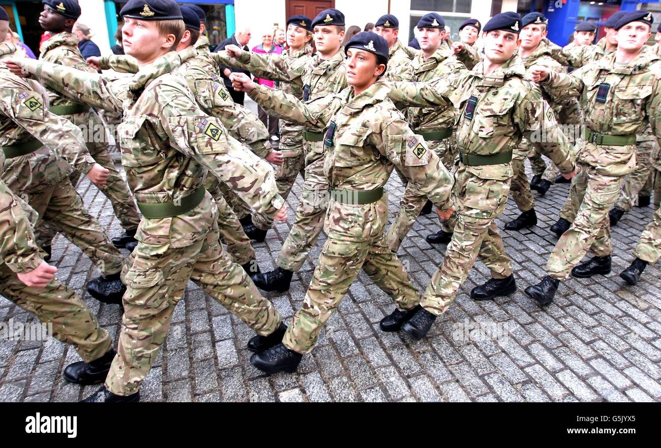 Soldiers from the 19th Regiment Royal Artillery (The Highland Gunners ...