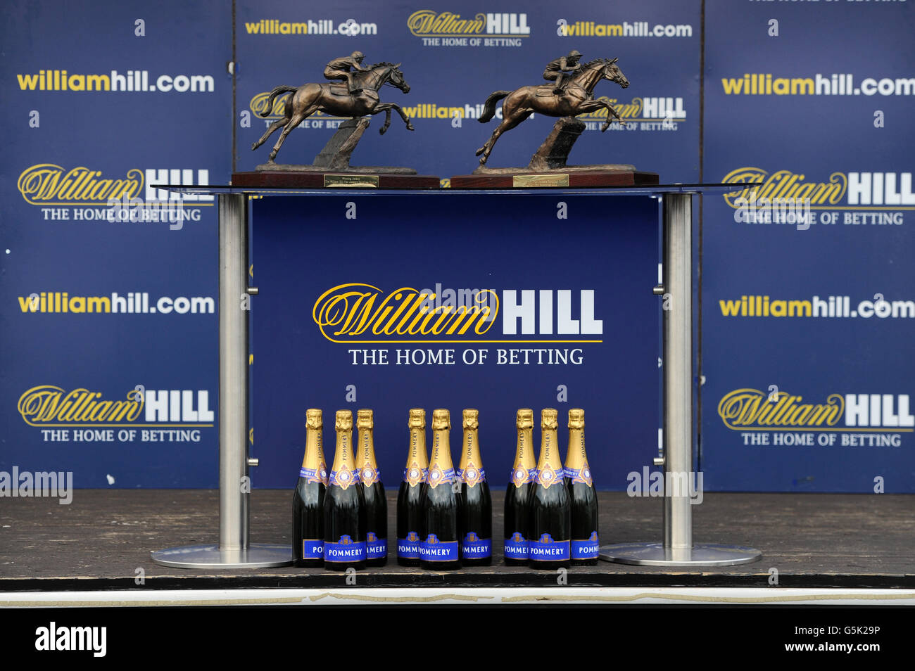 Horse Racing - Lingfield Park Races Stock Photo - Alamy