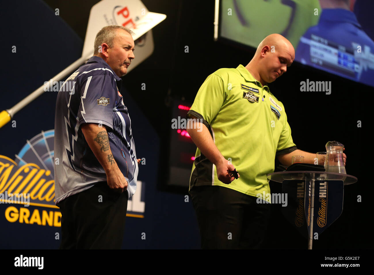 Michael van gerwen throws hi-res stock photography and images - Alamy