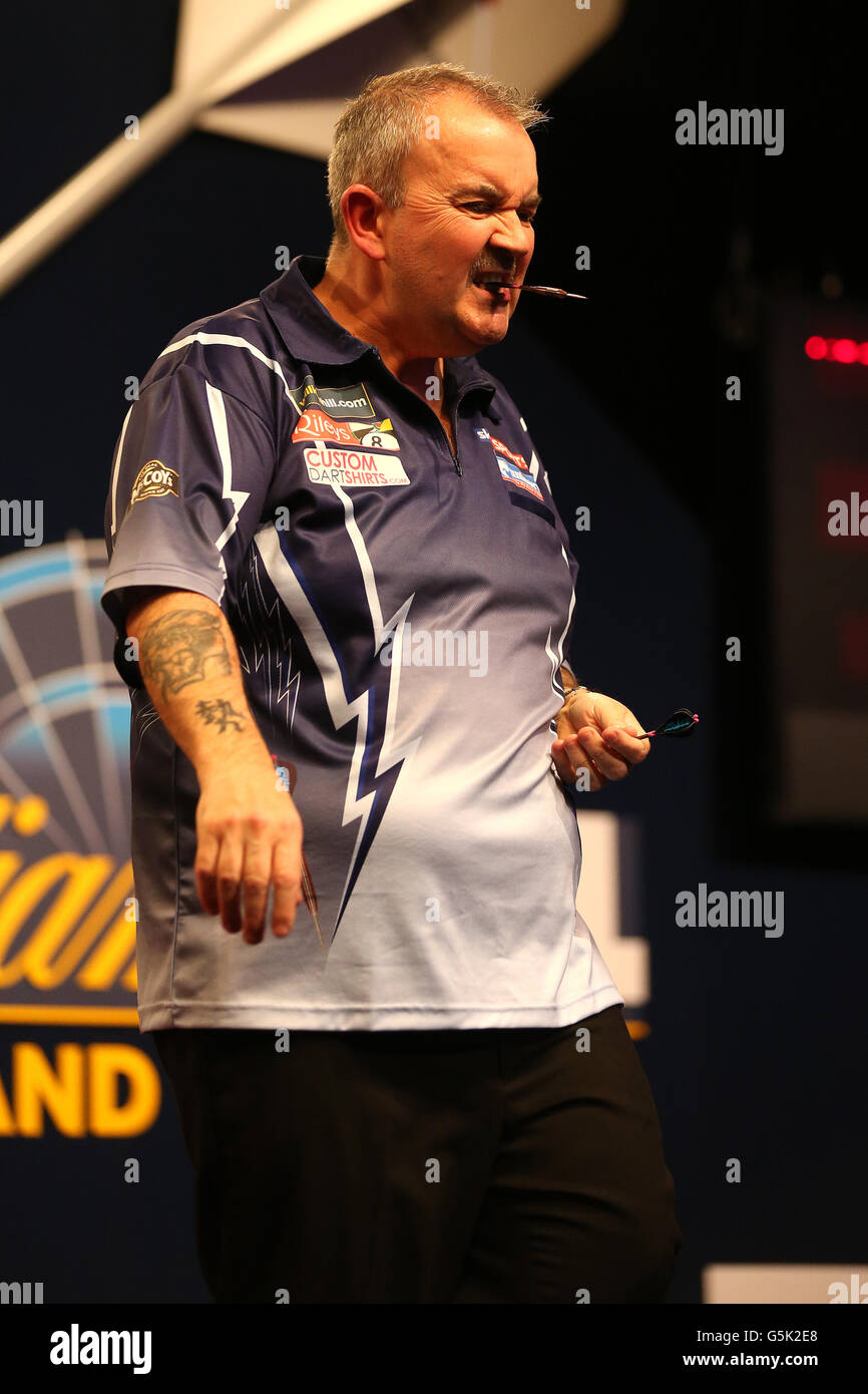 Darts - Grand Slam of Darts - Wolverhampton Civic Hall Stock Photo - Alamy