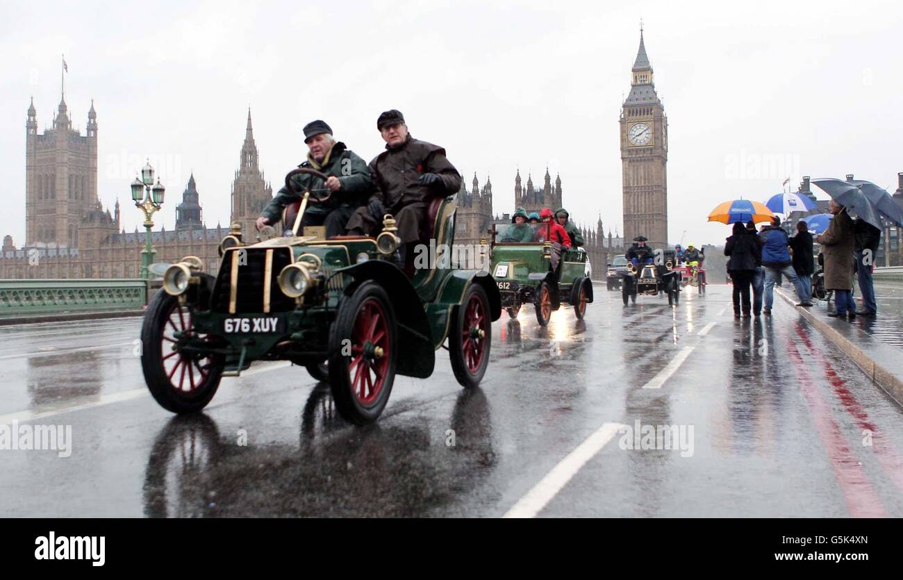 Competitors in pre-1905 cars make their way over Westminster Bridge ...