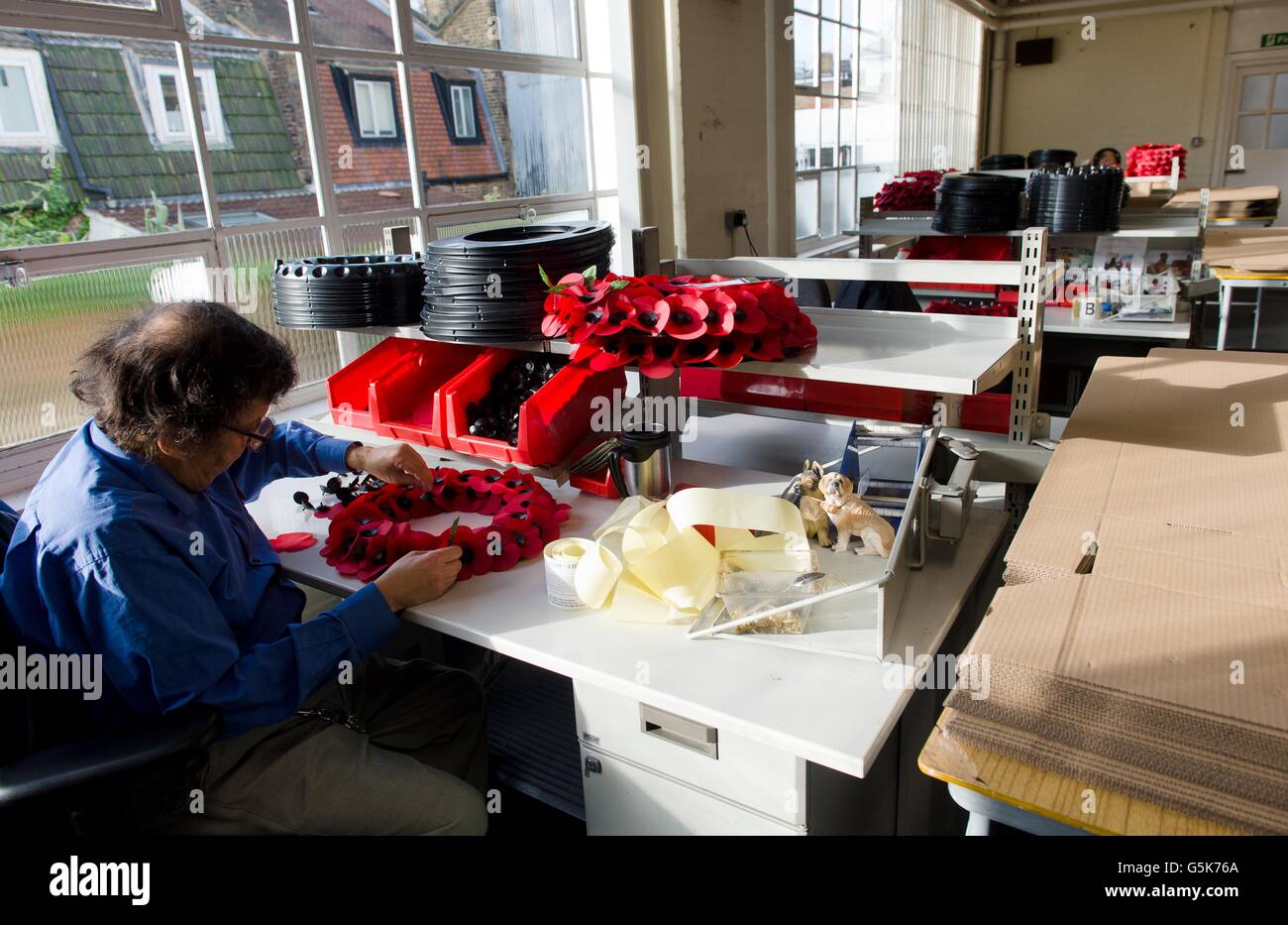 Queen visits poppy factory hi-res stock photography and images - Alamy