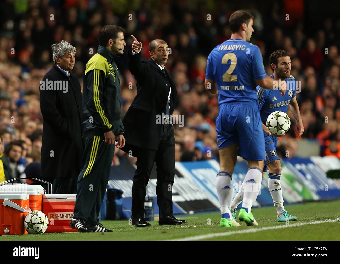 Chelsea's manager Roberto Di Matteo (centre) gives instructions Stock ...