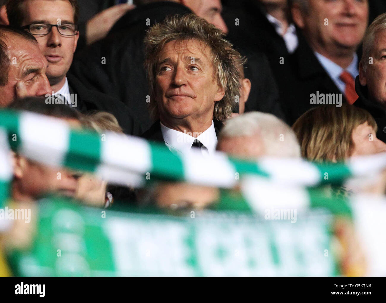 Rod stewart in stands uefa champions league match celtic park hi-res ...