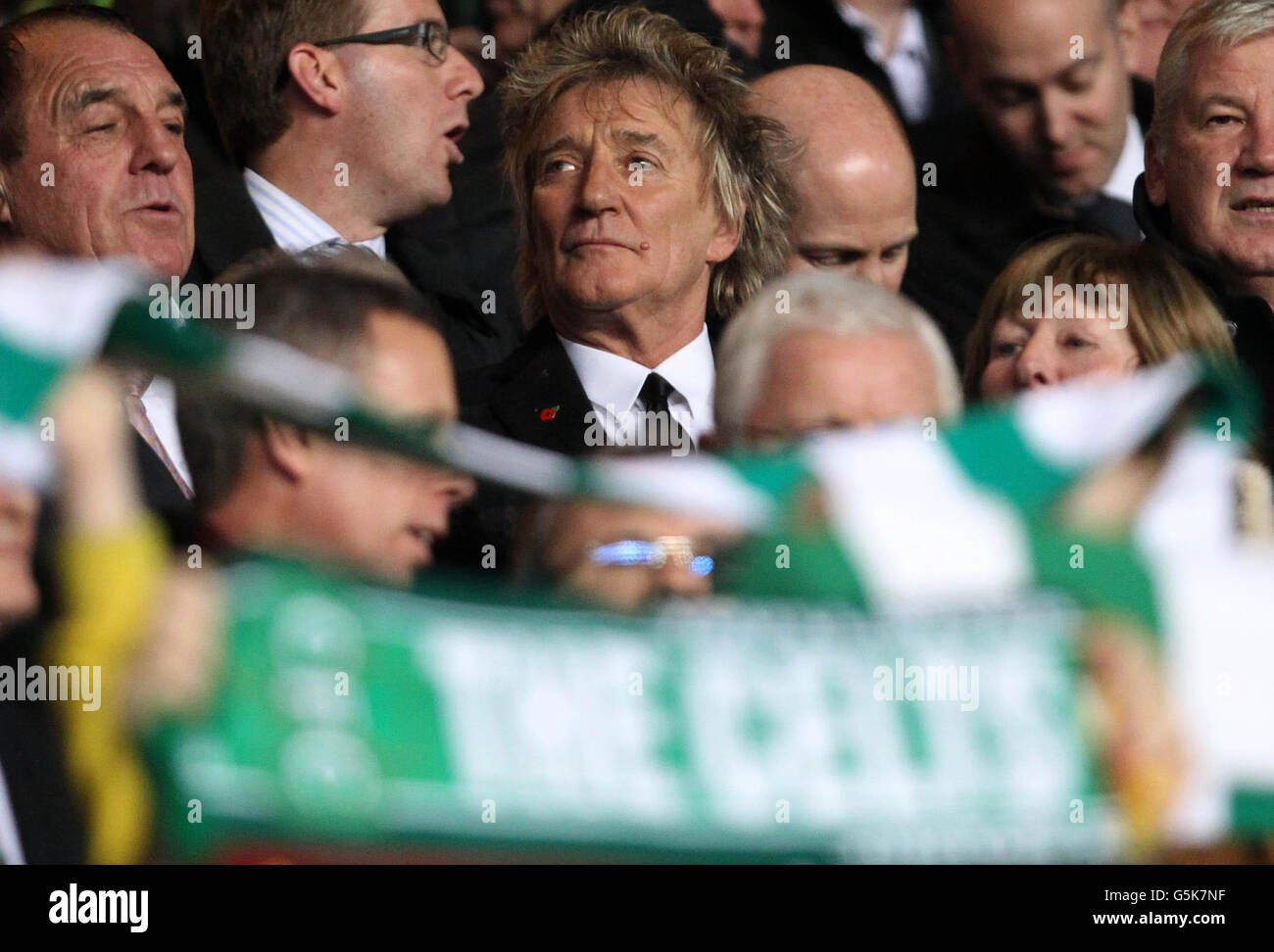 Rod stewart in stands uefa champions league match celtic park hi-res ...