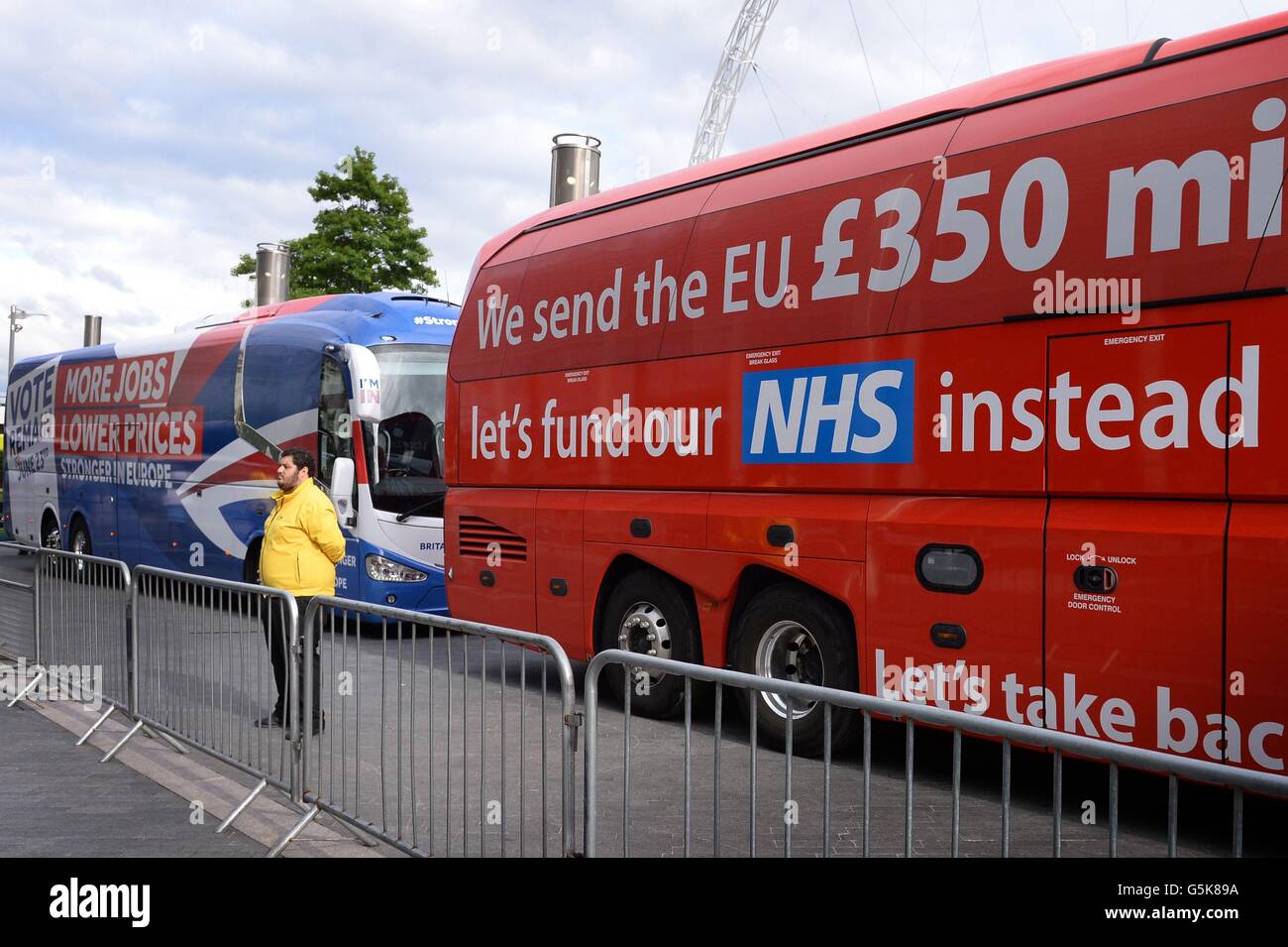 The Vote Leave and Stronger In campaign buses arrive at Wembley Arena ...